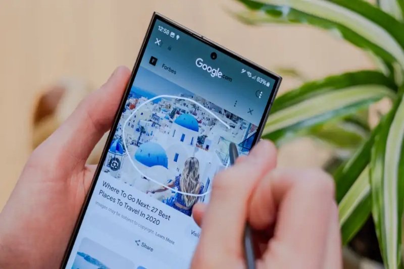 Using Google’s Circle, the Samsung Galaxy S24 lets you search for ...